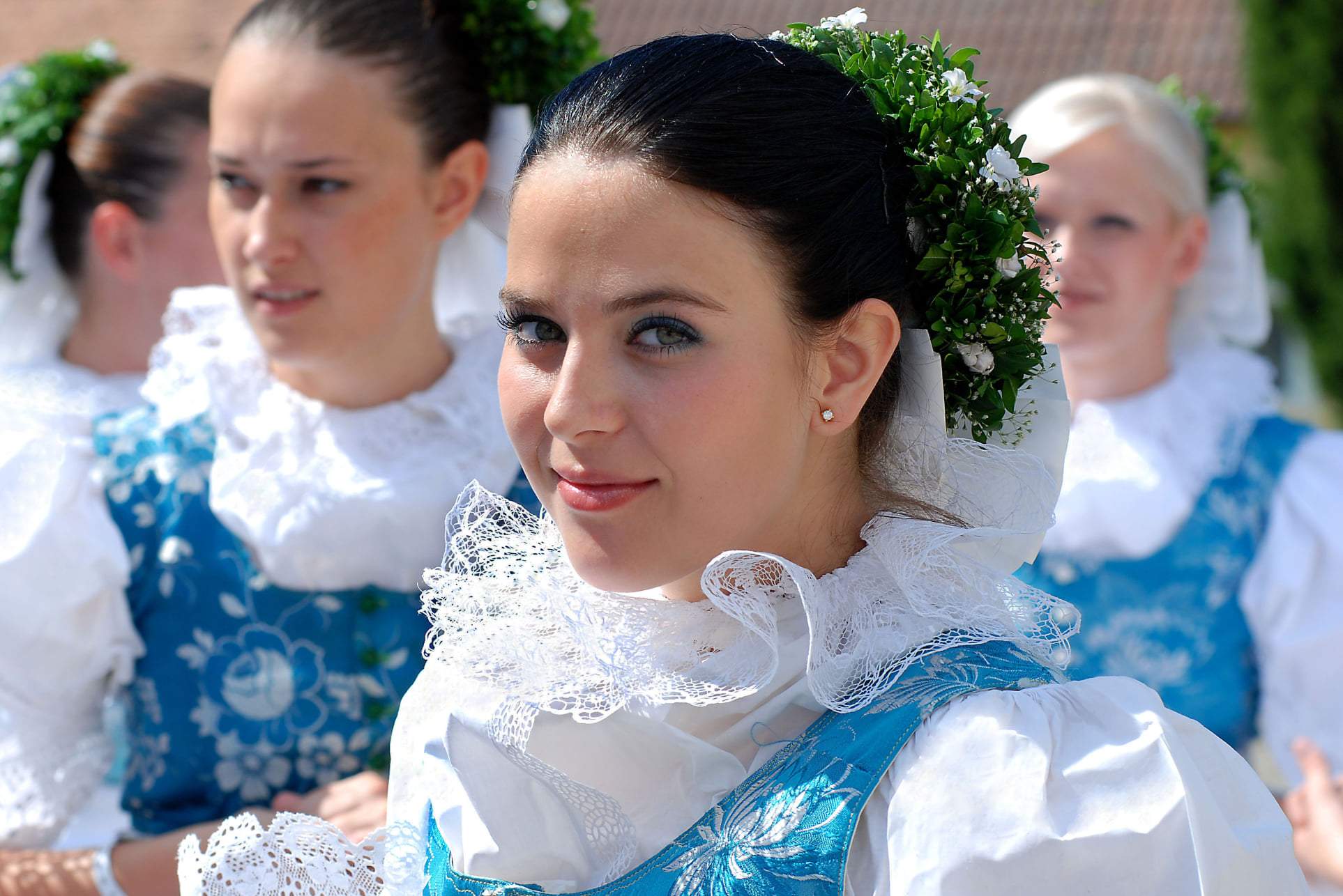 Solve v kroji jigsaw puzzle online with 600 pieces