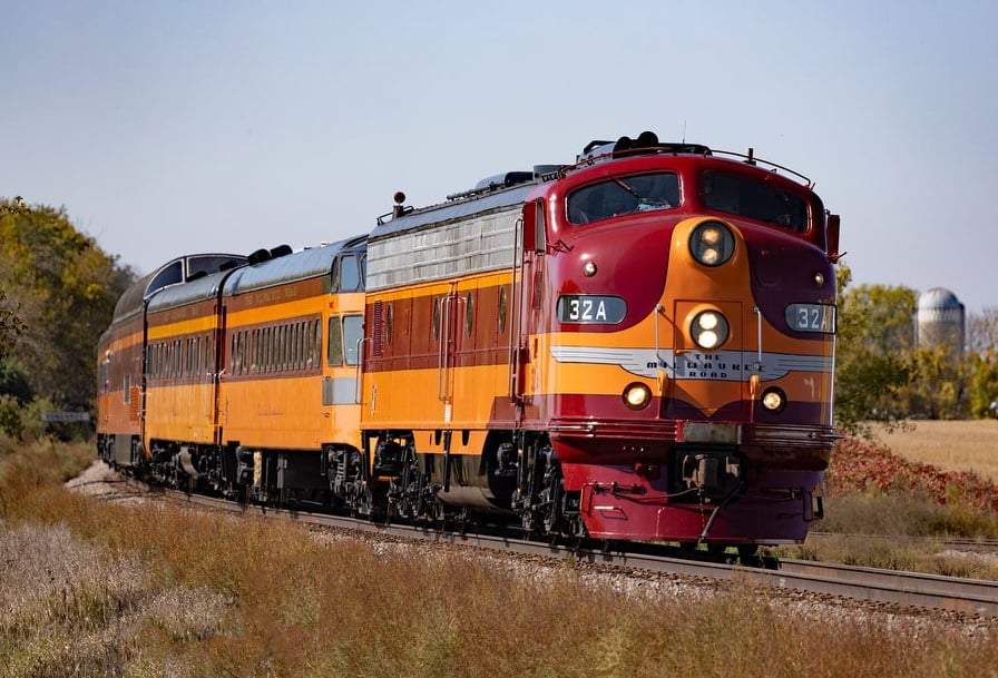 Solve Milwaukee Road E9 on the MILW Main Line by Jeff Terry jigsaw puzzle online with 96 pieces