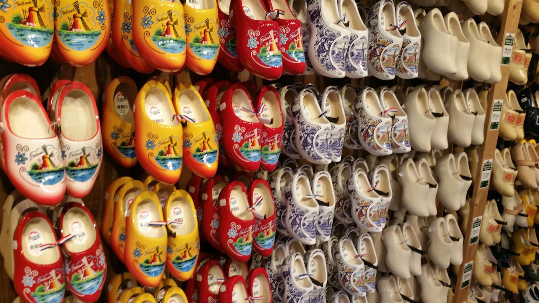 Solve Dutch clogs jigsaw puzzle online with 112 pieces