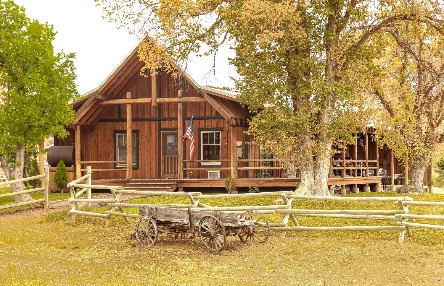 Solve RANCH HOME jigsaw puzzle online with 96 pieces