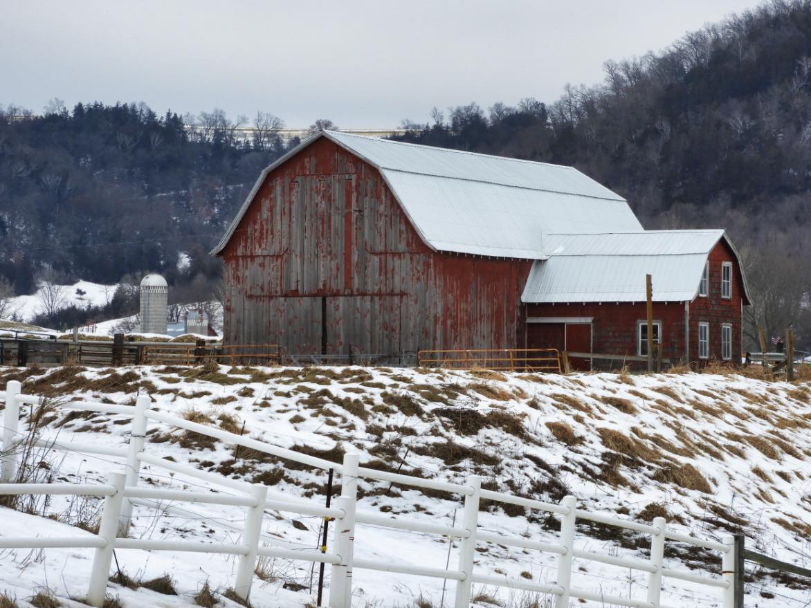 Solve Barn on a hill jigsaw puzzle online with 20 pieces