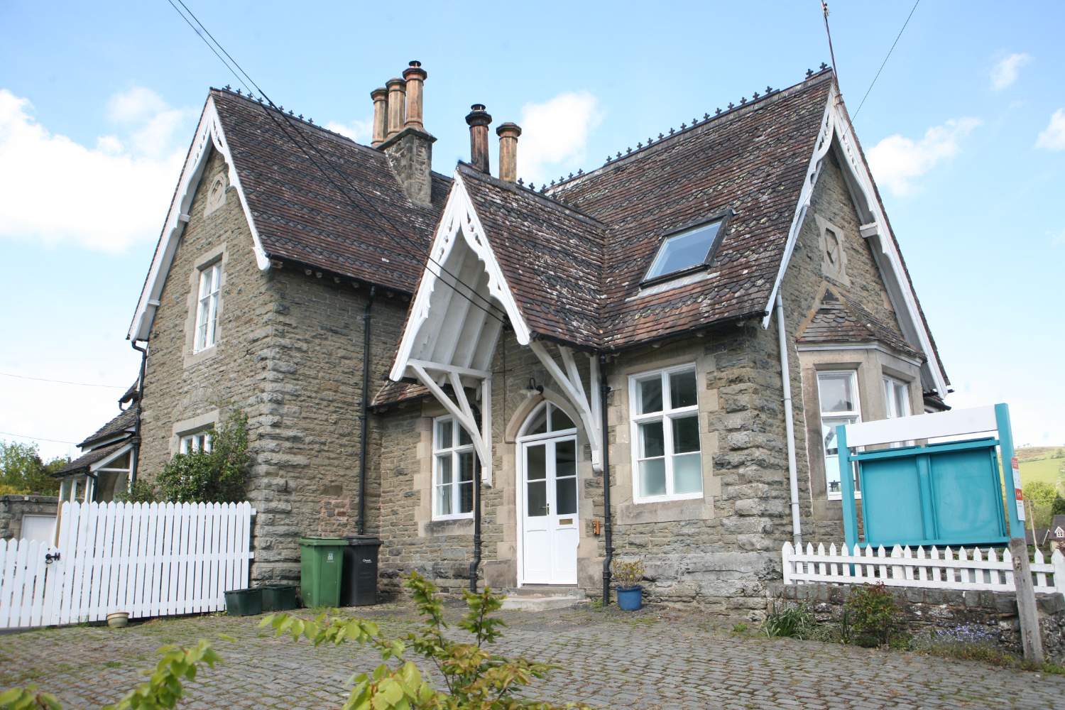 Solve Bucknell 27-05-2012 Station House 01 jigsaw puzzle online with 77 ...