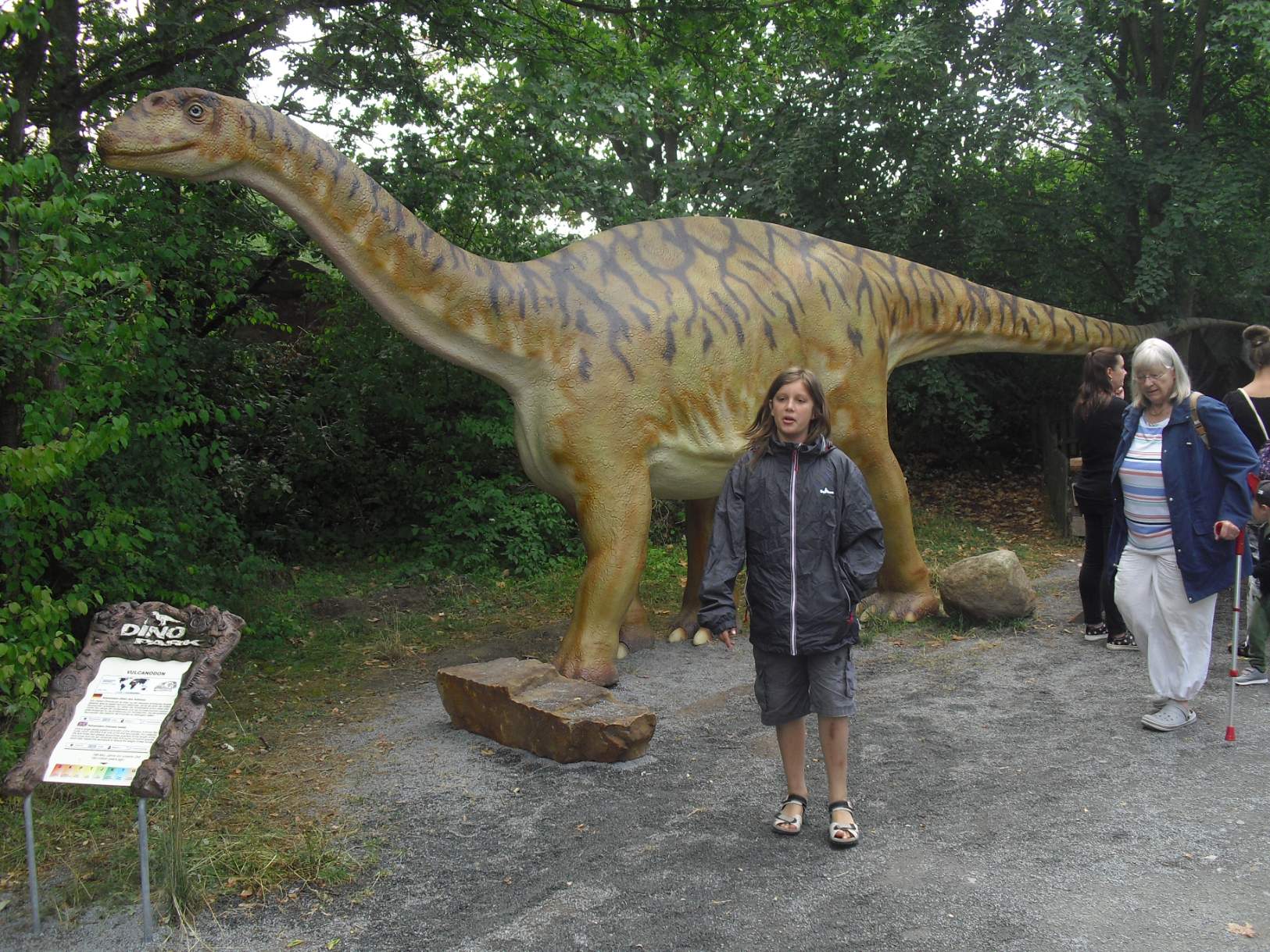 Solve 2019_im Dino-Park (1) jigsaw puzzle online with 130 pieces