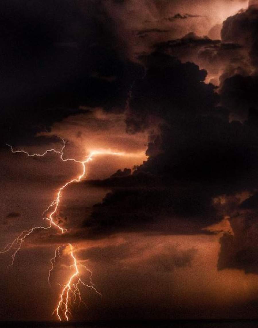 Solve Lightning Strike jigsaw puzzle online with 208 pieces