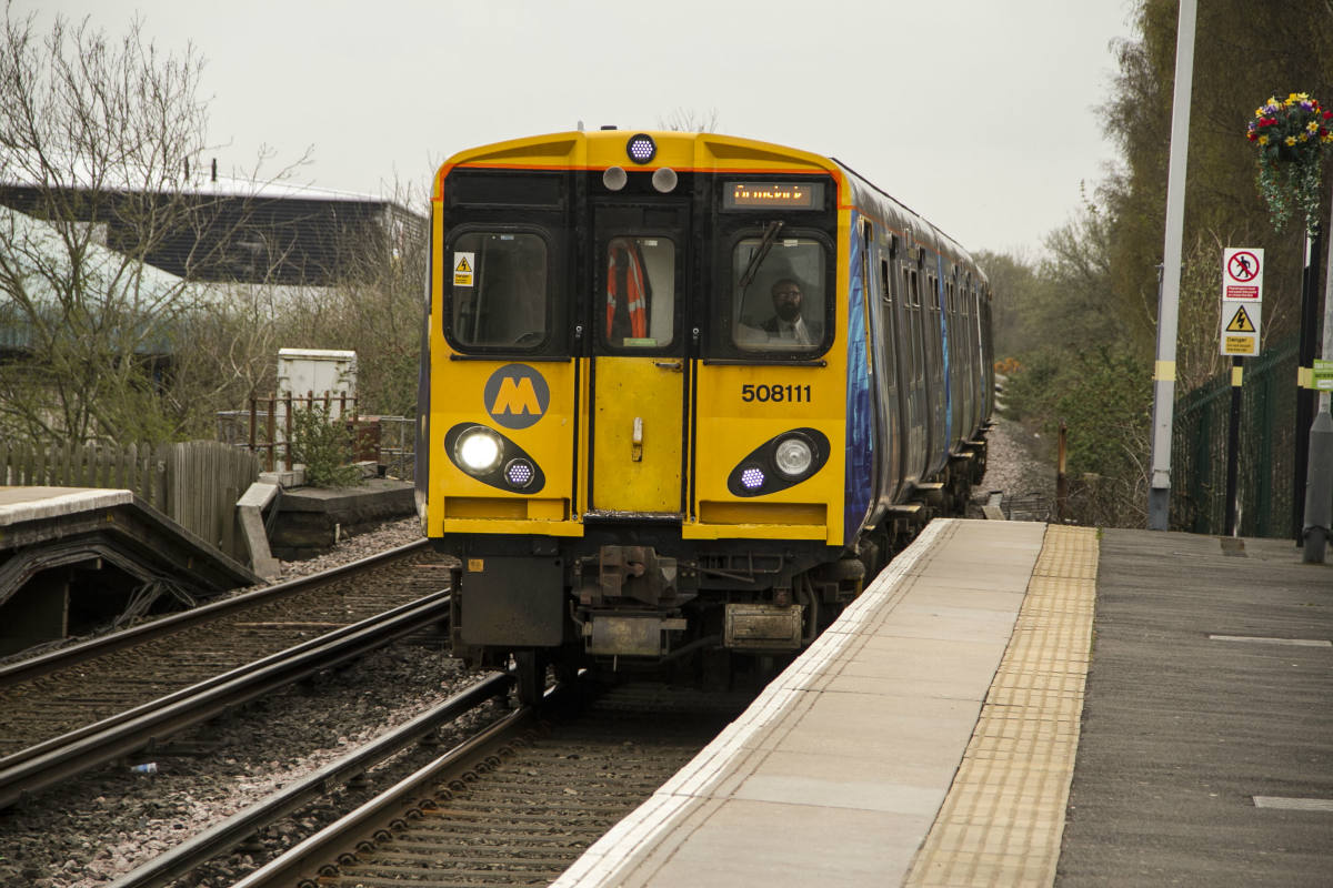 Solve merseyrail northern line 14-04-2016 old roan station frontage 02 ...