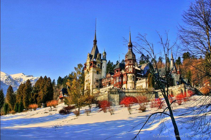 Solve Castelul Peles iarna zapada jigsaw puzzle online with 126 pieces