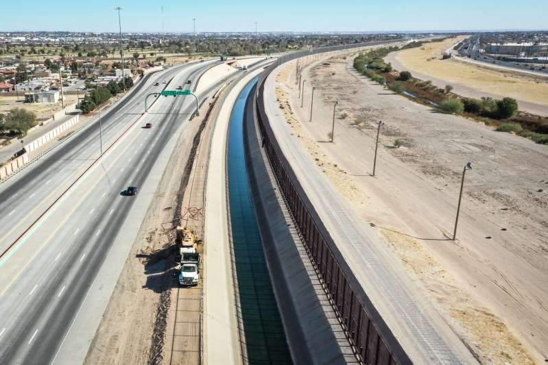 Solve Tex-Mex Border Wall fiasco jigsaw puzzle online with 117 pieces