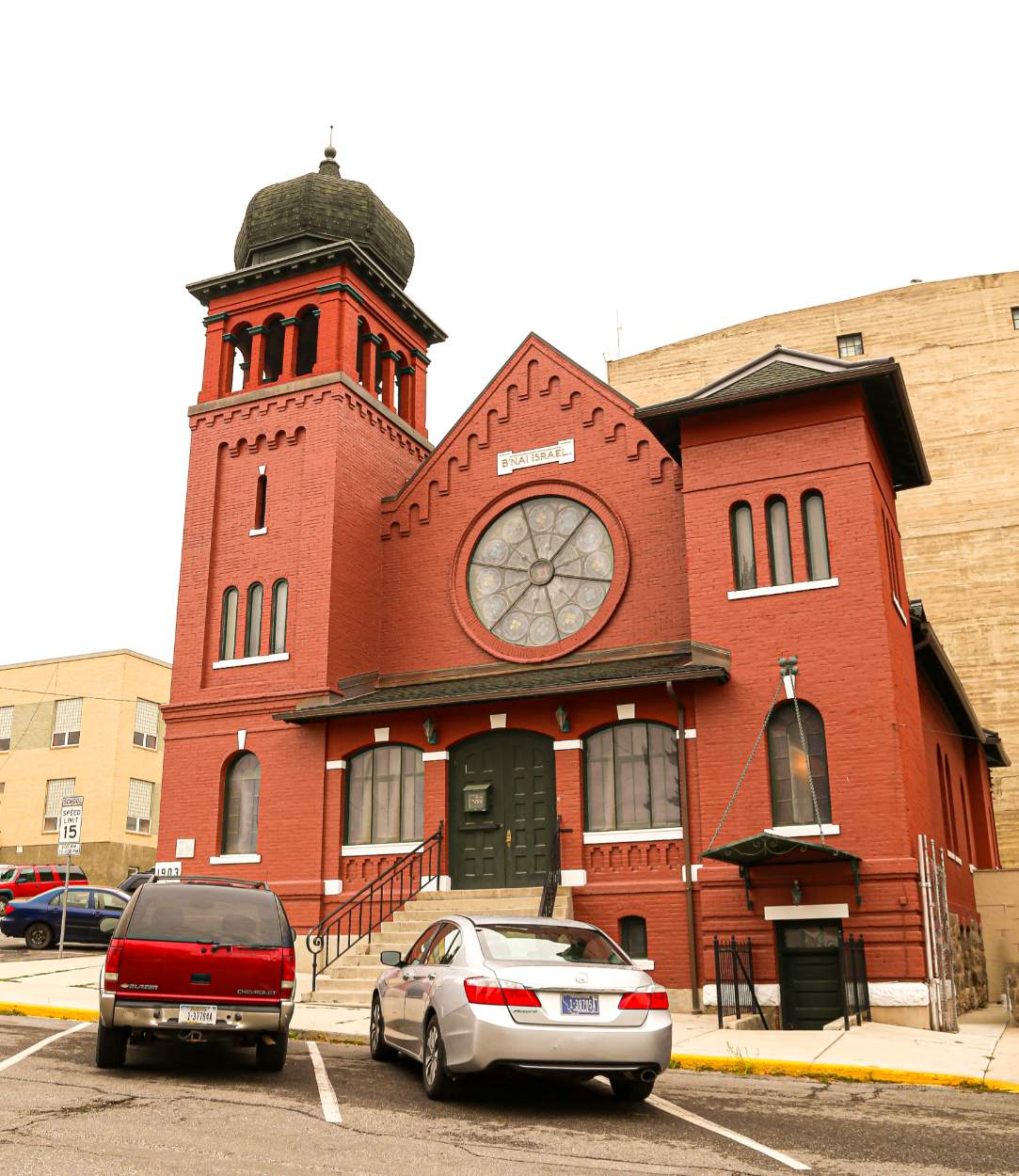 Solve JEWISH CHURCH jigsaw puzzle online with 90 pieces