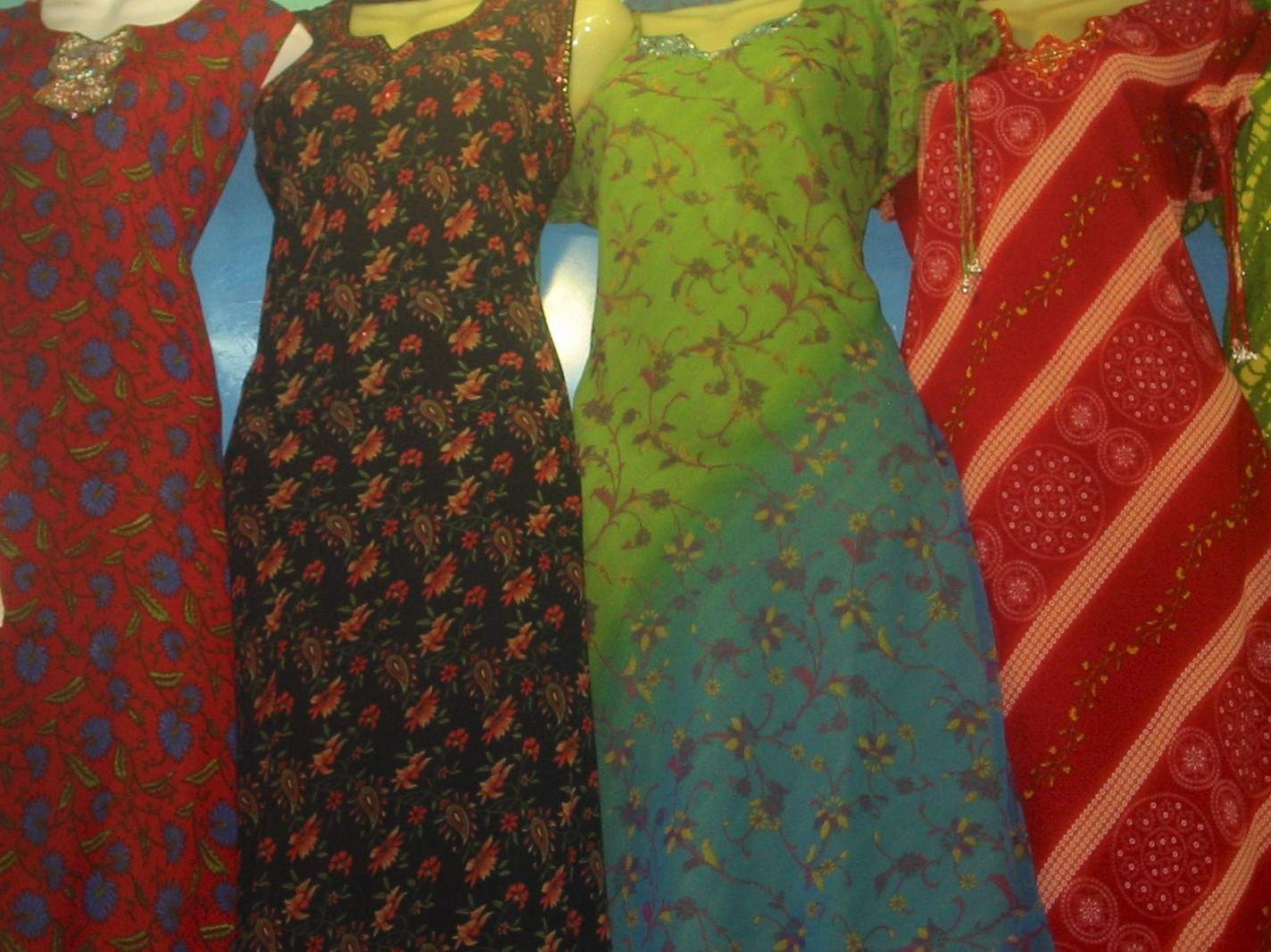 Solve colourful dresses jigsaw puzzle online with 70 pieces