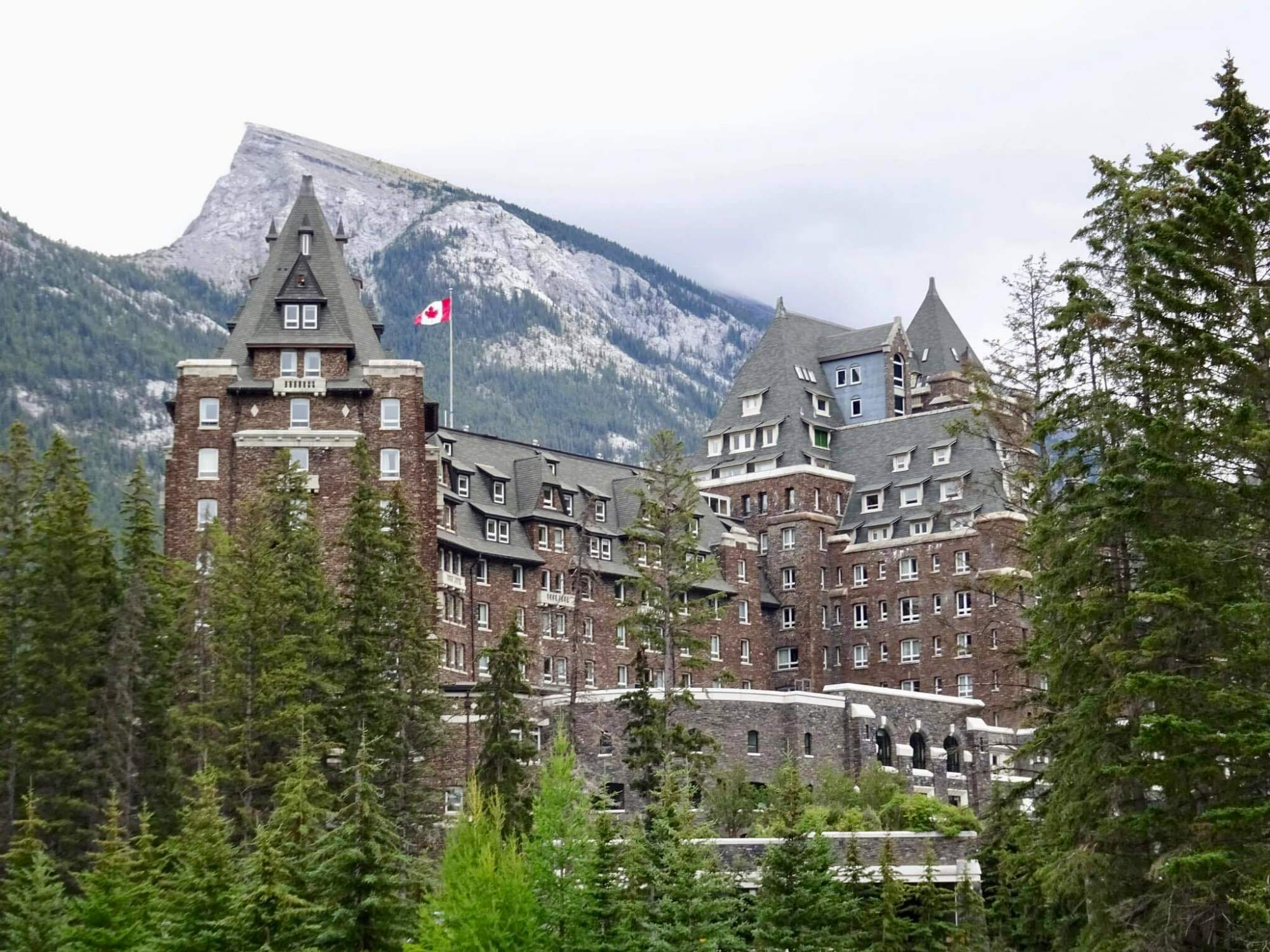 Solve Banff Springs Alberta, Canada jigsaw puzzle online with 221 pieces