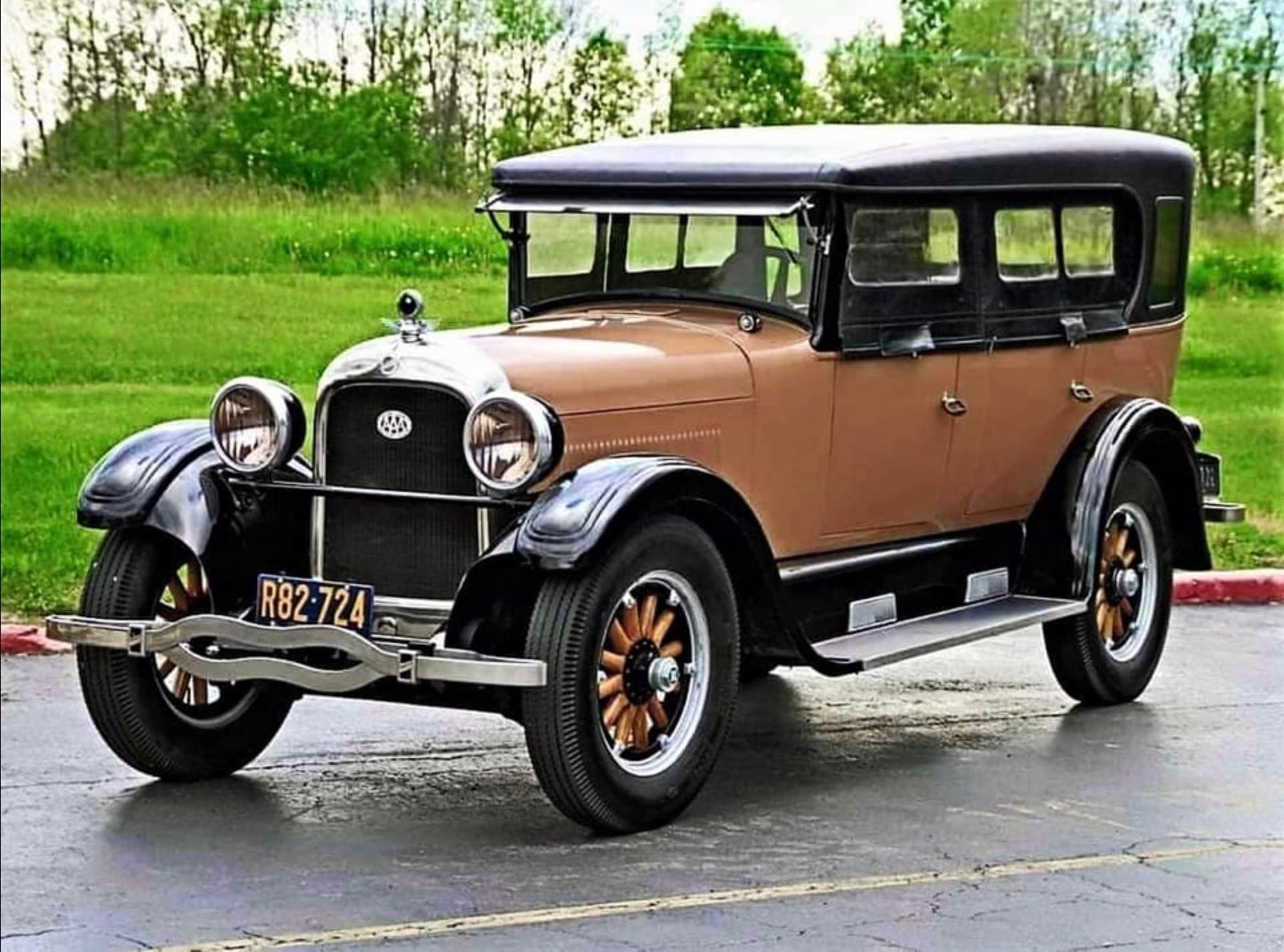 Solve 1925 Studebaker Sedan jigsaw puzzle online with 234 pieces