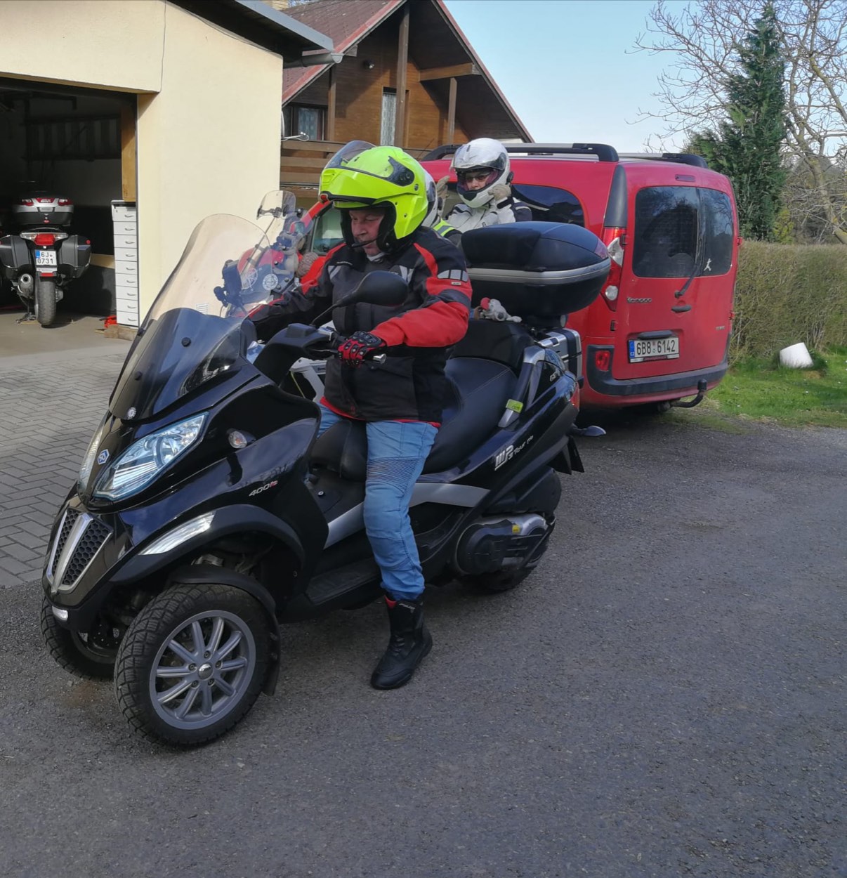 Solve Piaggio MP3 and me jigsaw puzzle online with 100 pieces