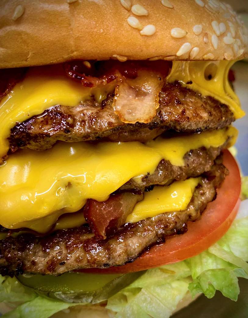 Solve Triple Bacon Cheeseburger jigsaw puzzle online with 20 pieces