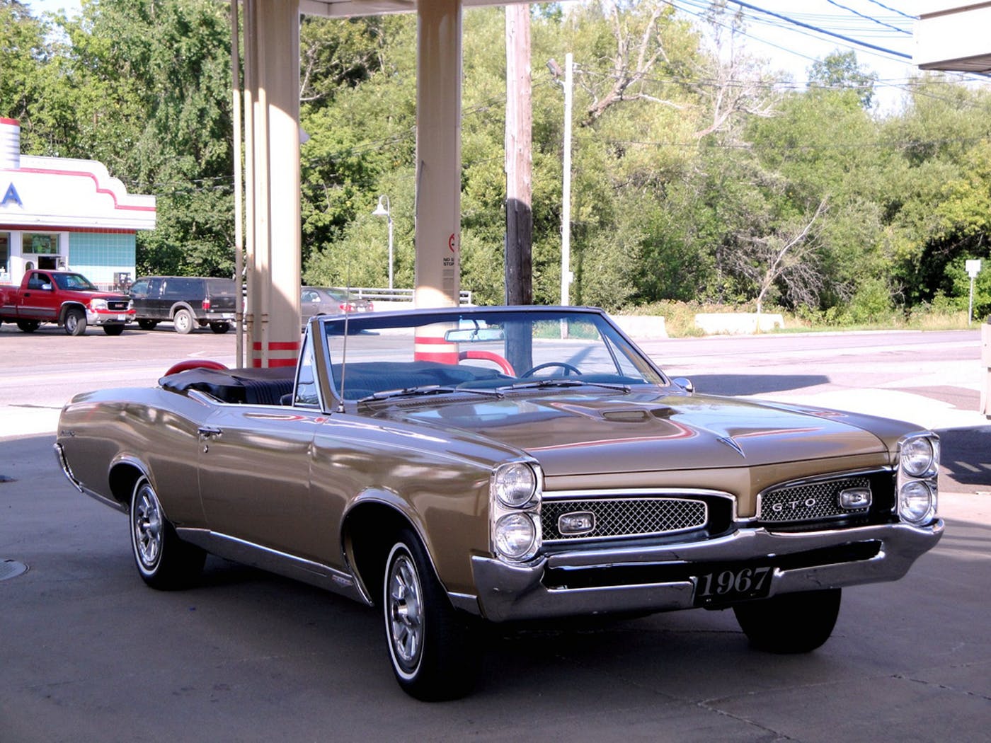 Solve Pontiac GTO jigsaw puzzle online with 154 pieces