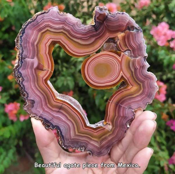 Solve Awesome Agate jigsaw puzzle online with 9 pieces
