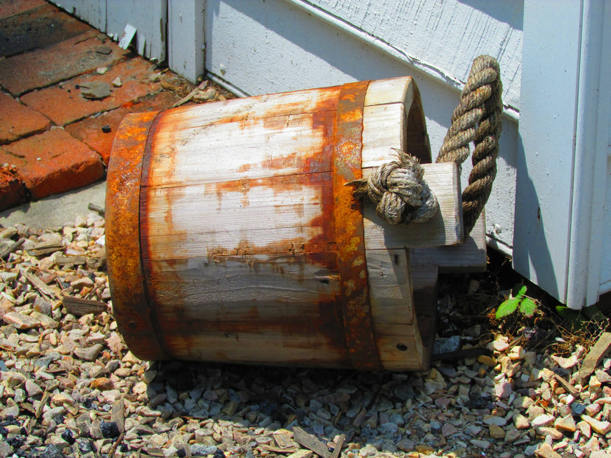 Solve Colonial Style Bucket jigsaw puzzle online with 63 pieces