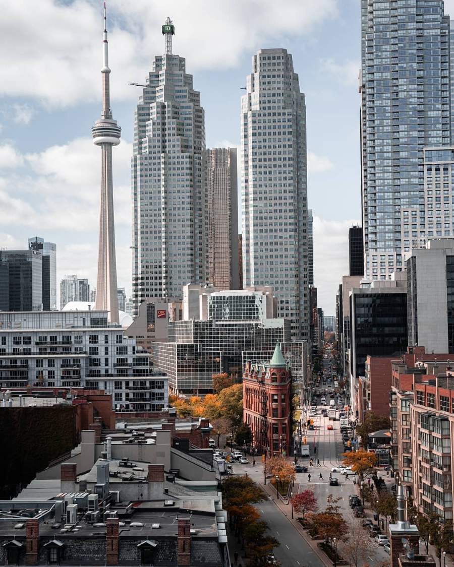 Solve CN Tower - Toronto jigsaw puzzle online with 48 pieces