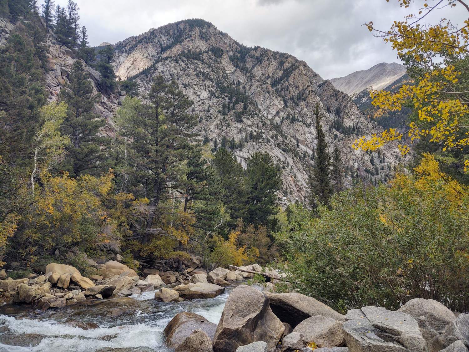 Solve Chalk Creek Canyon jigsaw puzzle online with 99 pieces