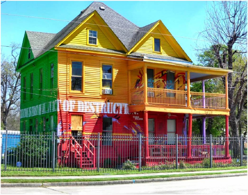 Solve House of Many Colors jigsaw puzzle online with 320 pieces