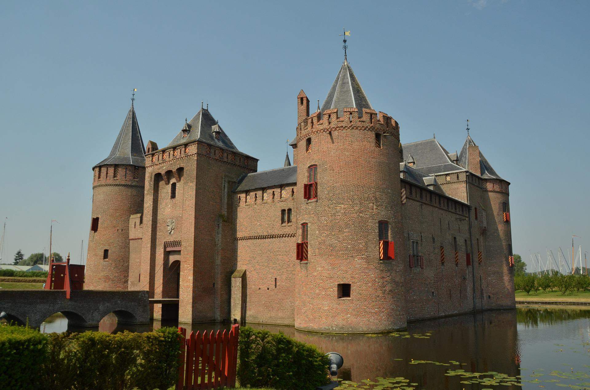 Solve The Muiderslot Castle - Holland jigsaw puzzle online with 352 pieces