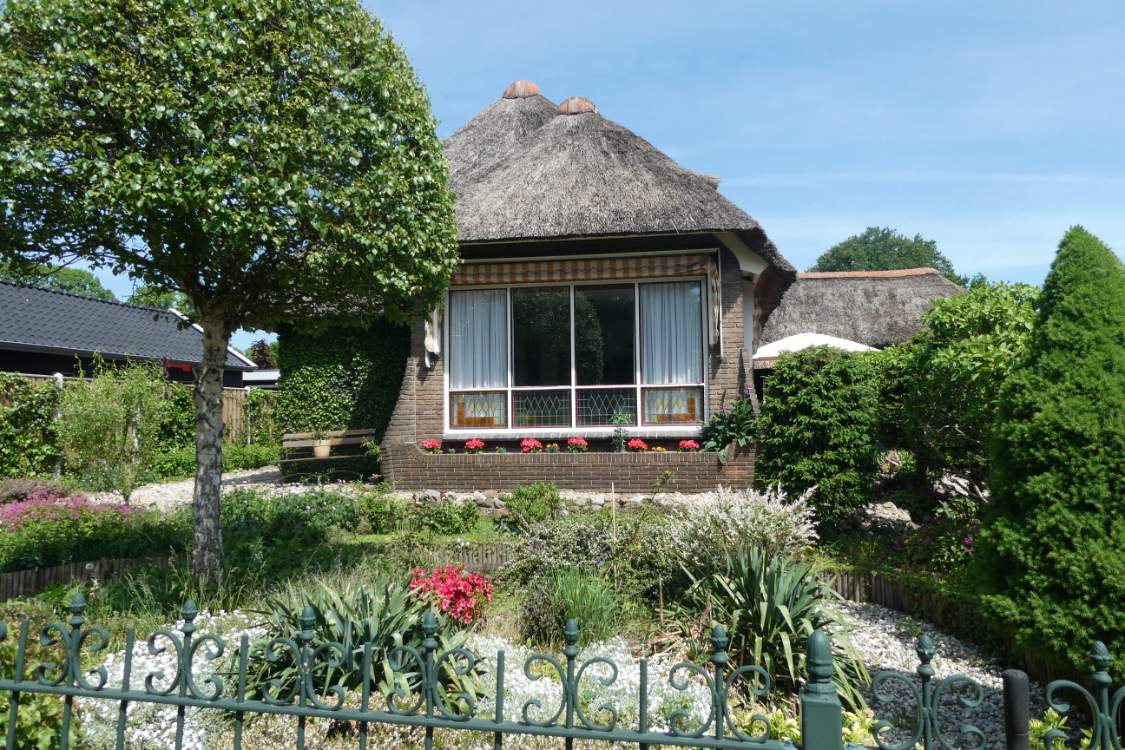 Solve Nice thatched house and a nice front garden... jigsaw puzzle ...