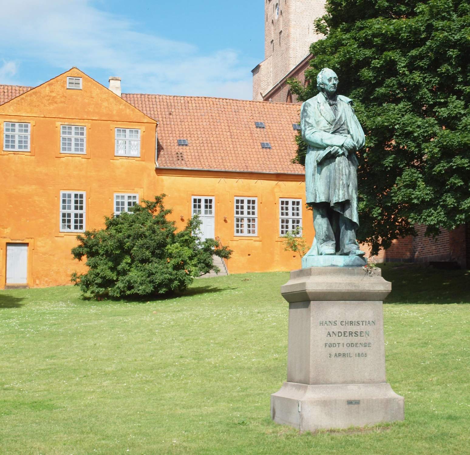 Solve H. C. Andersen Odense jigsaw puzzle online with 225 pieces