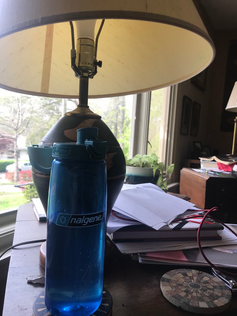 Solve Lamp & window in living room jigsaw puzzle online with 20 pieces