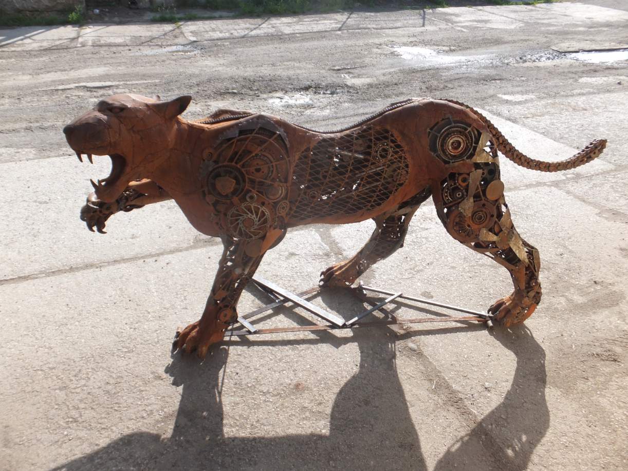 Solve Jaguár jigsaw puzzle online with 24 pieces