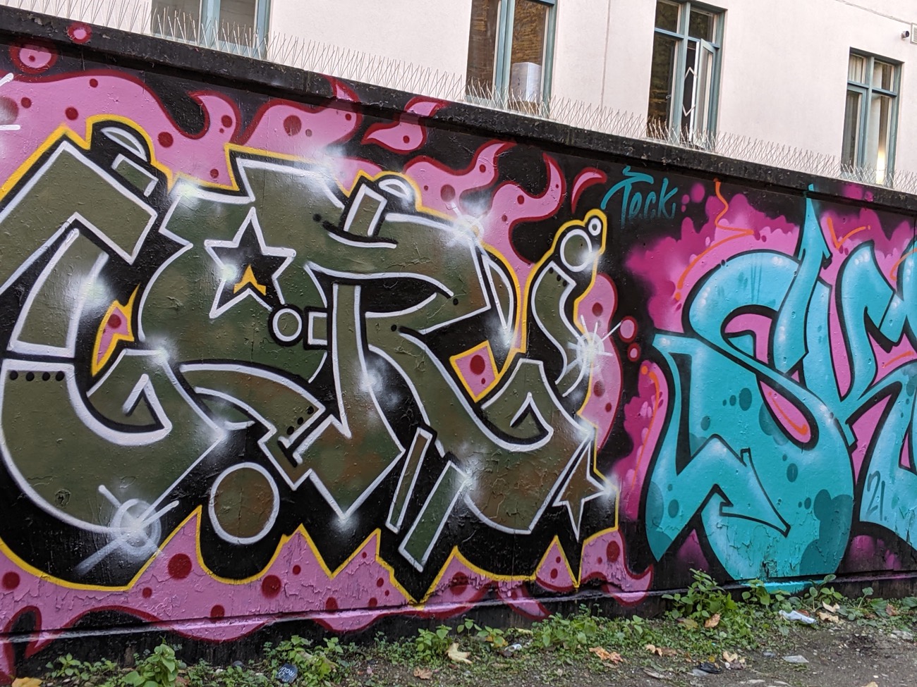 Solve Colourful graffiti jigsaw puzzle online with 130 pieces