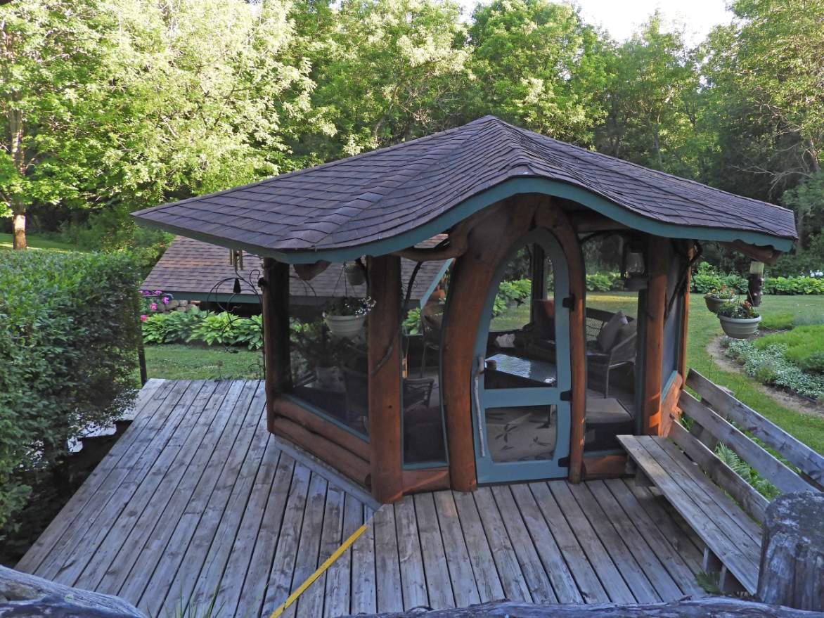 Solve A gazebo built by my friend jigsaw puzzle online with 20 pieces