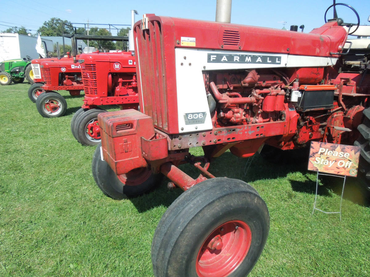 Solve Farmall tractors jigsaw puzzle online with 63 pieces