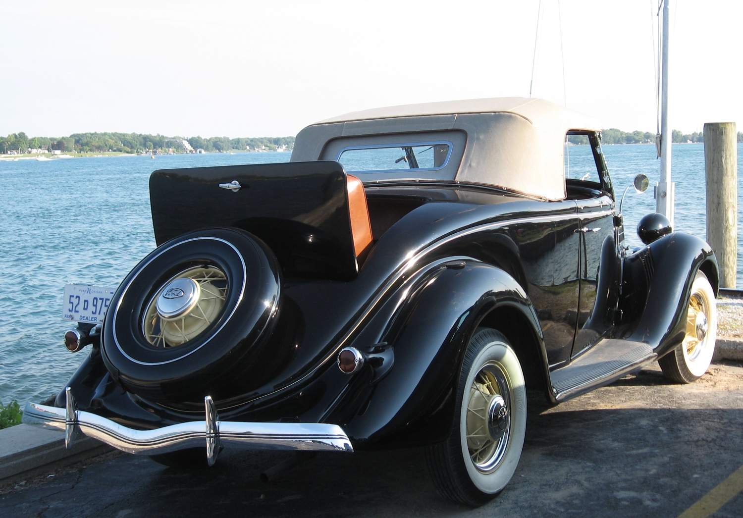 Jigsaw Puzzle | Classic Ford (rear view) | 77 pieces | Jigidi