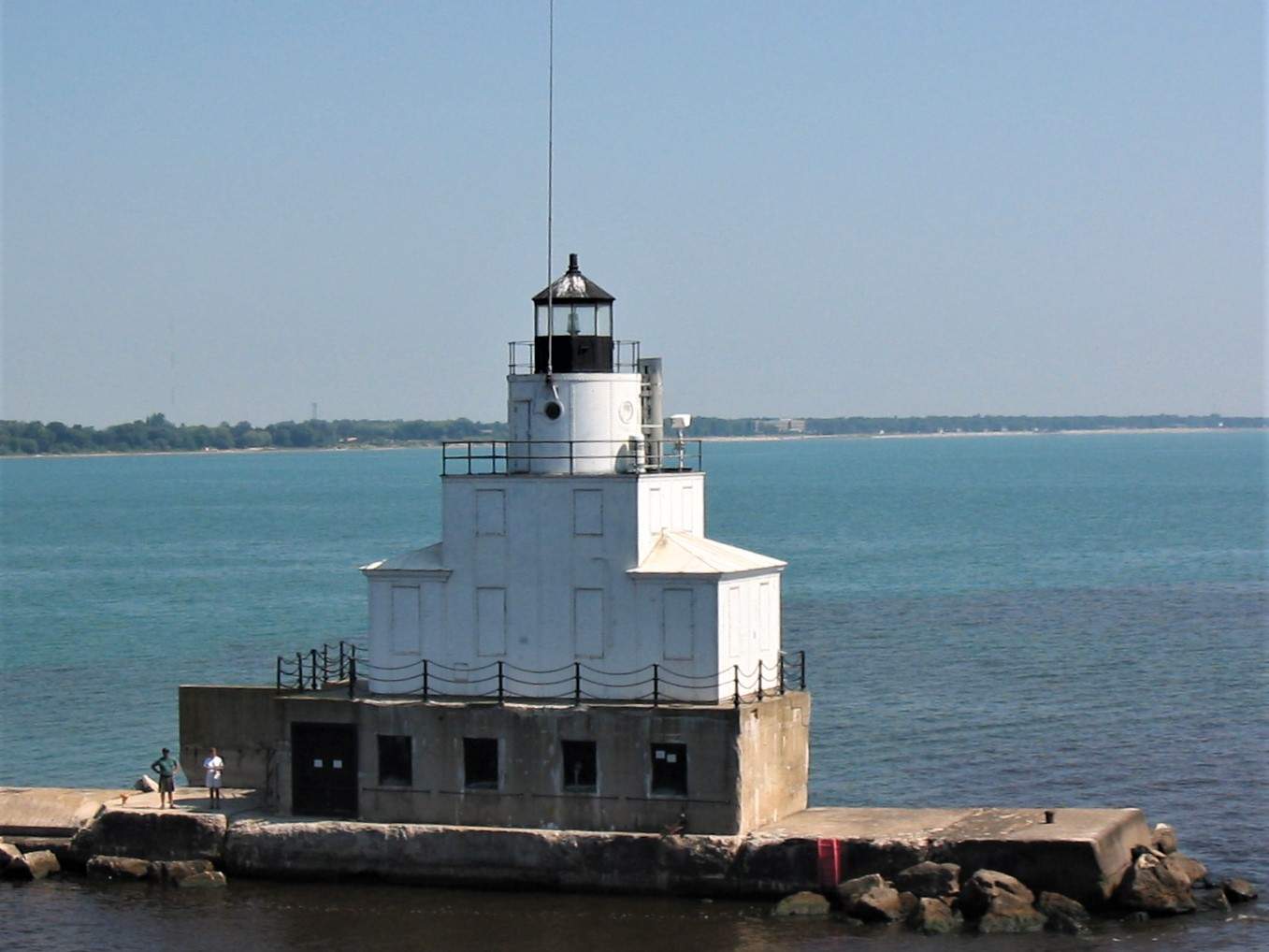 Solve Manitowoc, Wisconsin pier light jigsaw puzzle online with 99 pieces