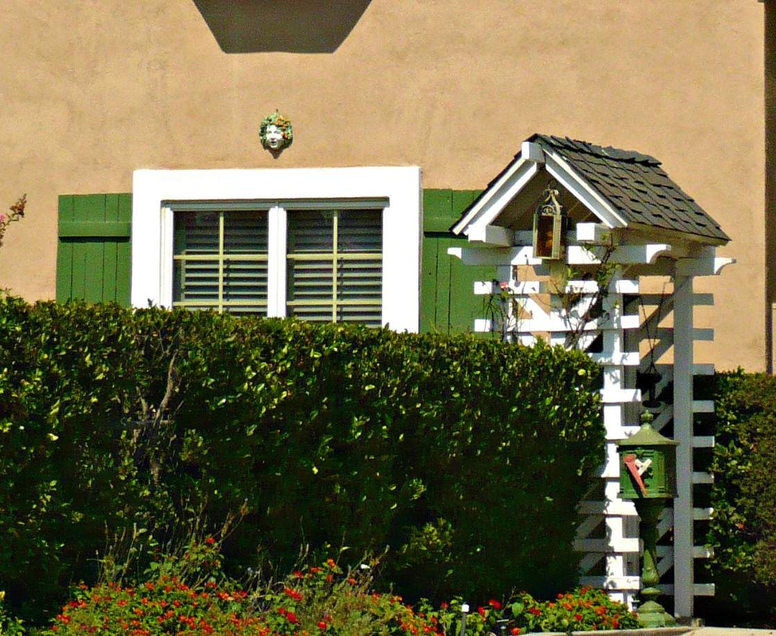 Solve Quaint mailbox . . . . . . jigsaw puzzle online with 20 pieces