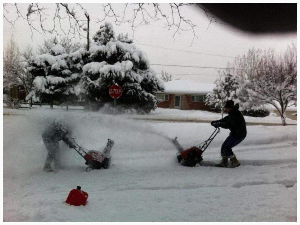 Solve Snowblower Wars jigsaw puzzle online with 35 pieces