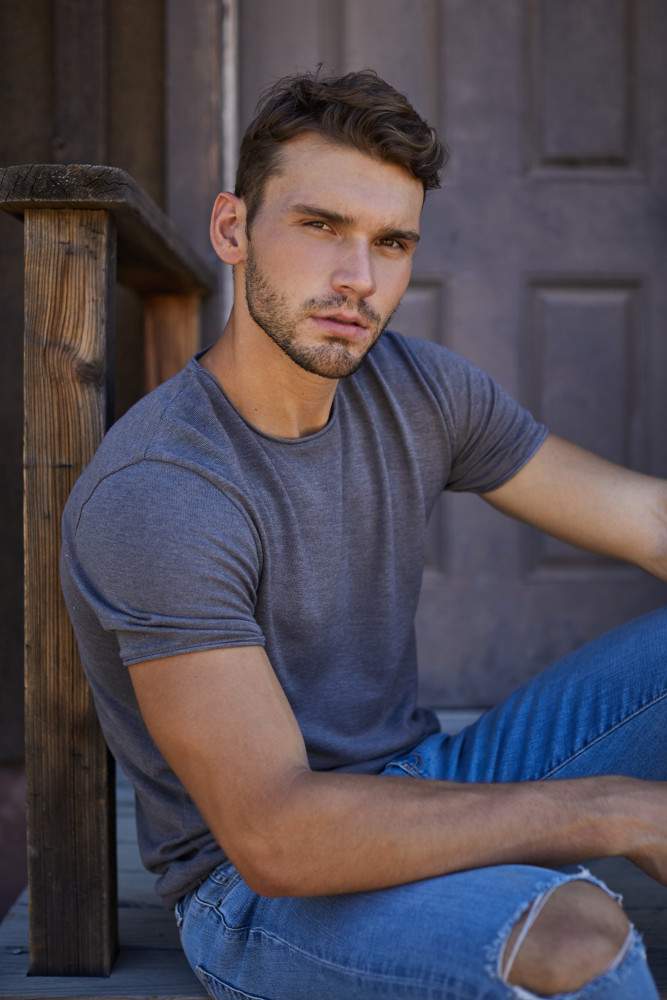 Solve Jeremy Cook jigsaw puzzle online with 77 pieces