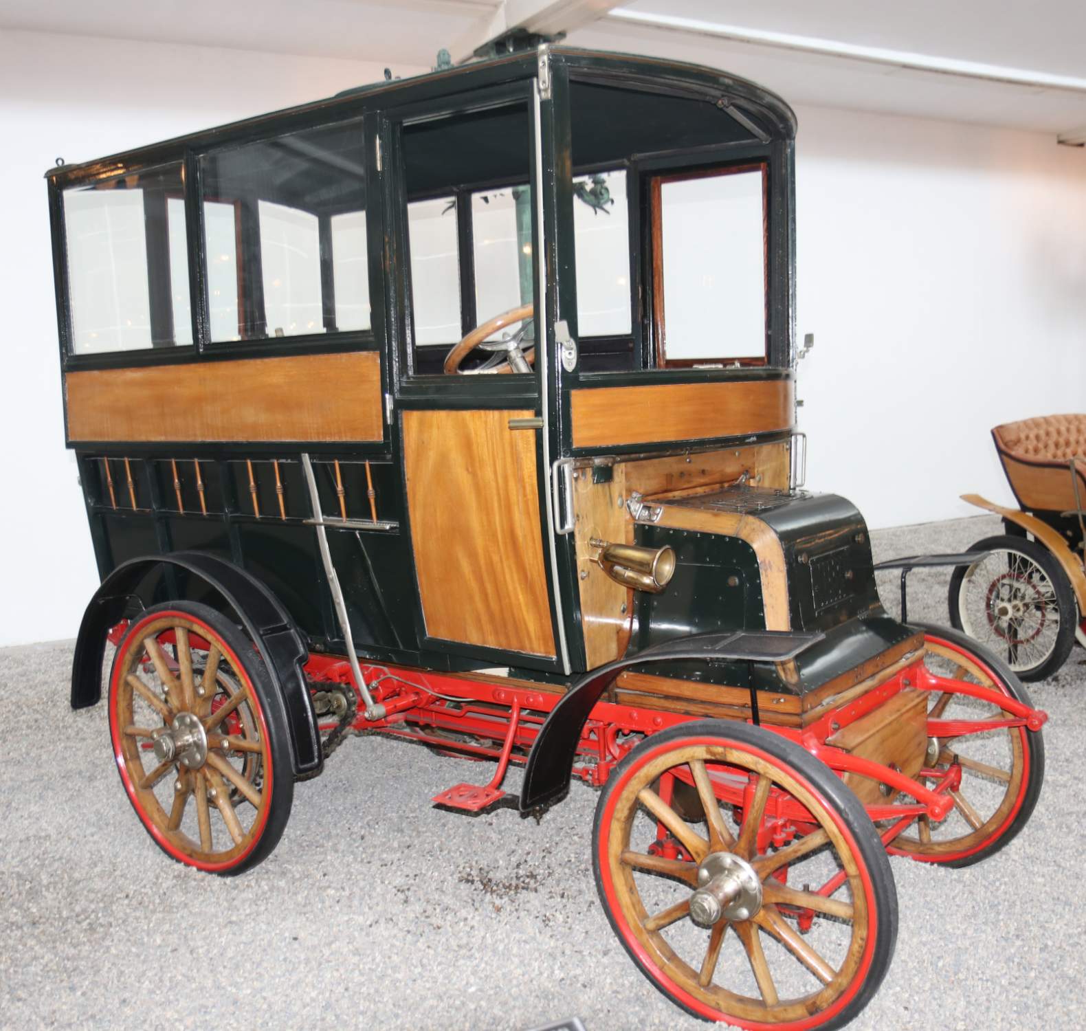 Solve Daimler Bus - 1899 jigsaw puzzle online with 210 pieces