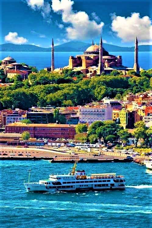 Solve Istanbul jigsaw puzzle online with 70 pieces