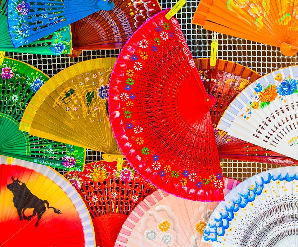 Solve Colorful Fans jigsaw puzzle online with 224 pieces