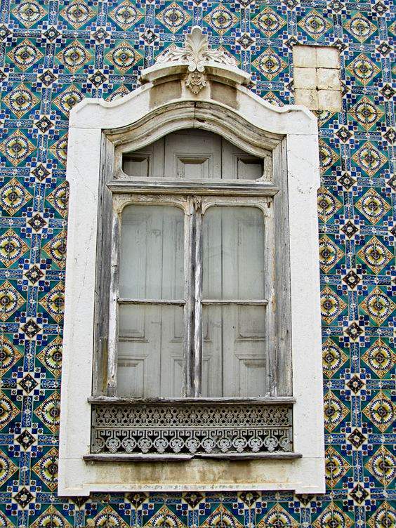 Solve BEAUTIFUL WINDOW jigsaw puzzle online with 63 pieces