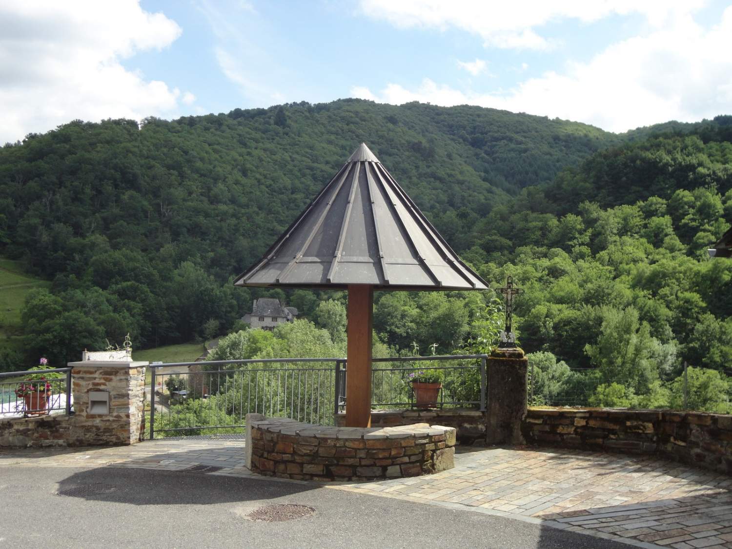 Solve Pons,Aveyron jigsaw puzzle online with 63 pieces