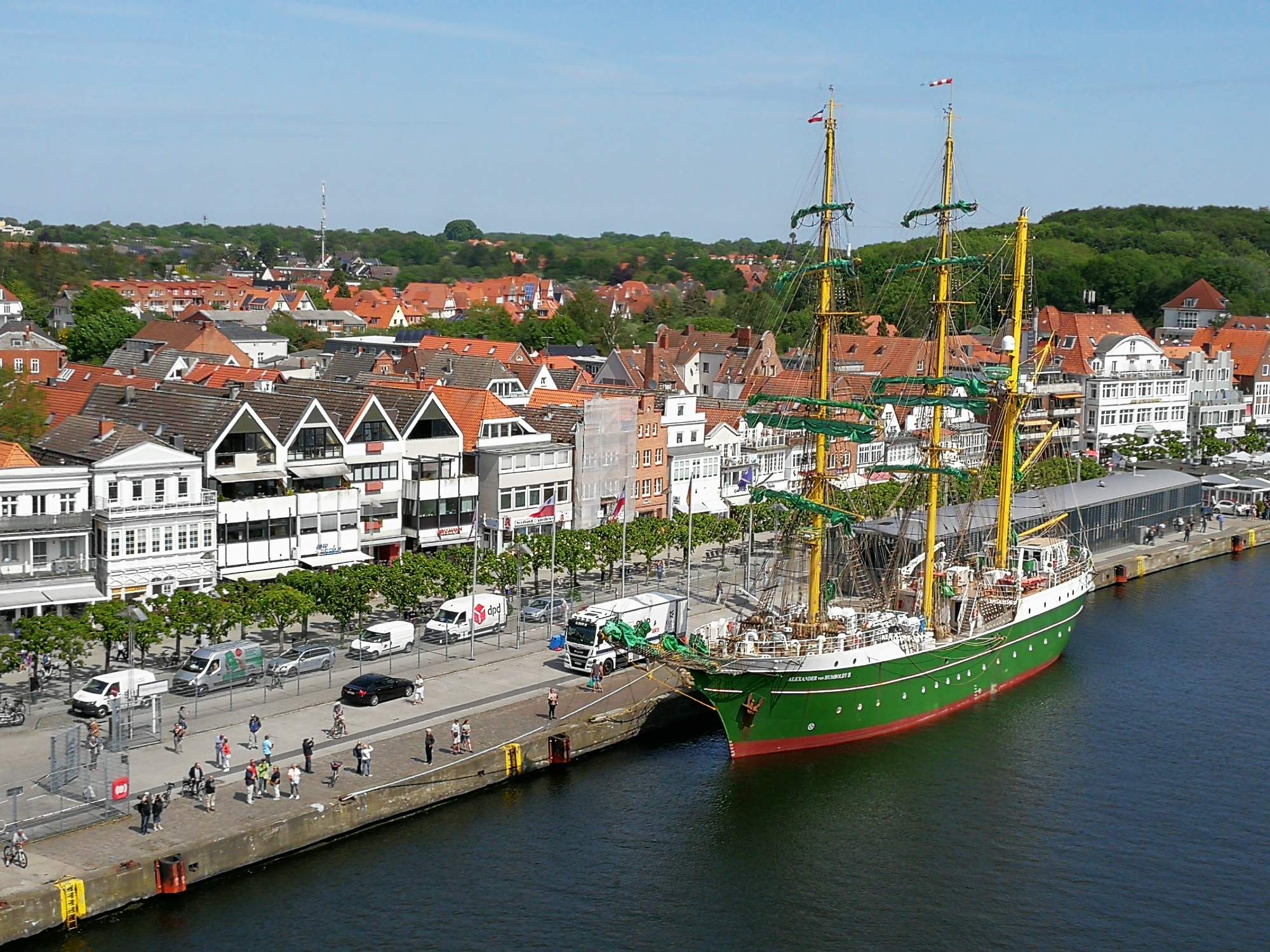 Solve A visitor from Bremerhaven, Germany jigsaw puzzle online with 500 ...