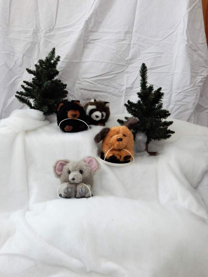 Solve Flurry/Furry Snow Frolics! jigsaw puzzle online with 12 pieces