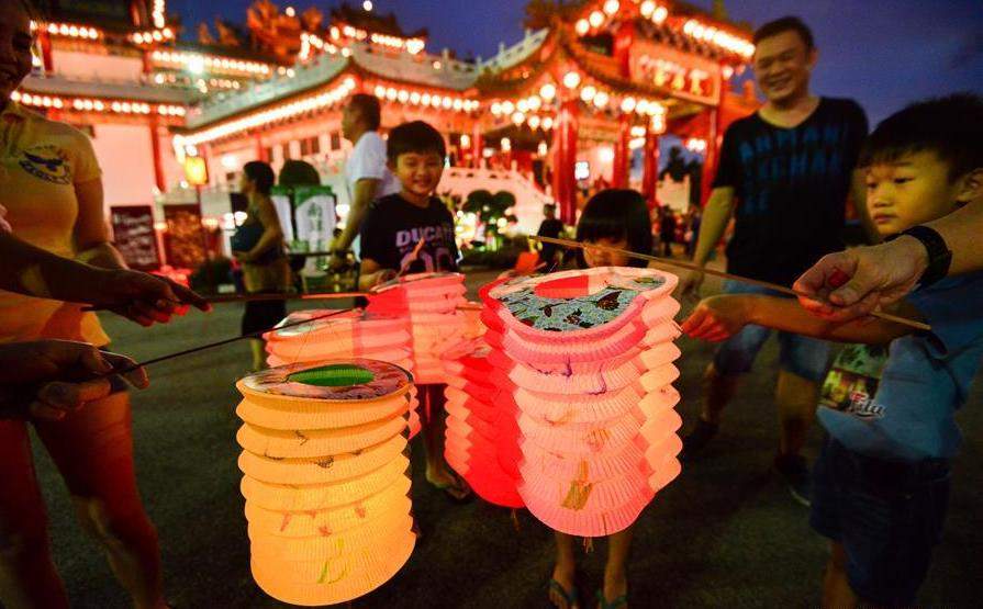 Solve Mid-Autumn Festival jigsaw puzzle online with 15 pieces