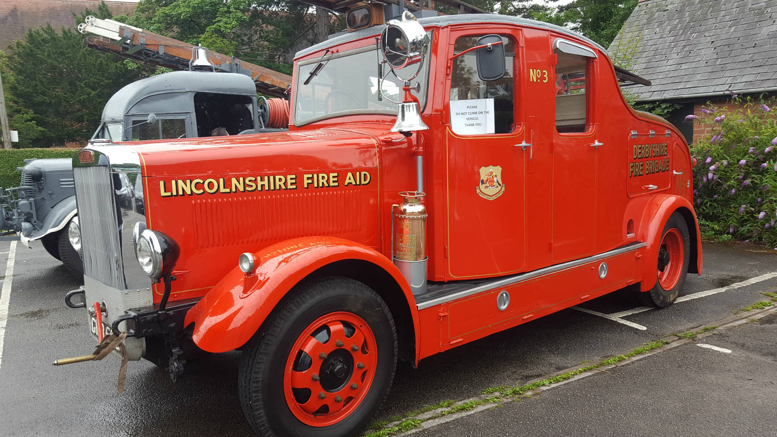 Solve WW2 Fire Engines jigsaw puzzle online with 405 pieces