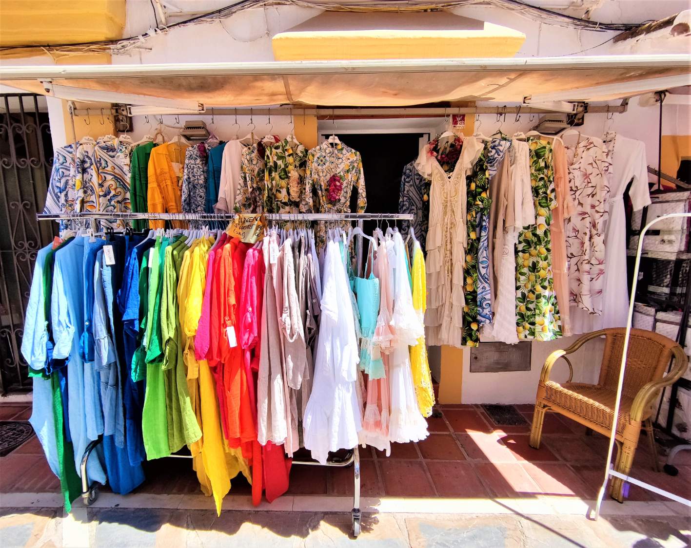 Solve Colourful Dresses jigsaw puzzle online with 99 pieces