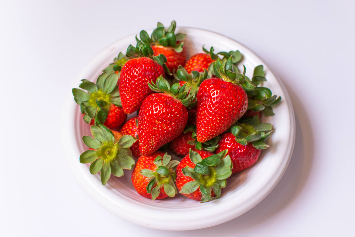 Solve Strawberries jigsaw puzzle online with 35 pieces