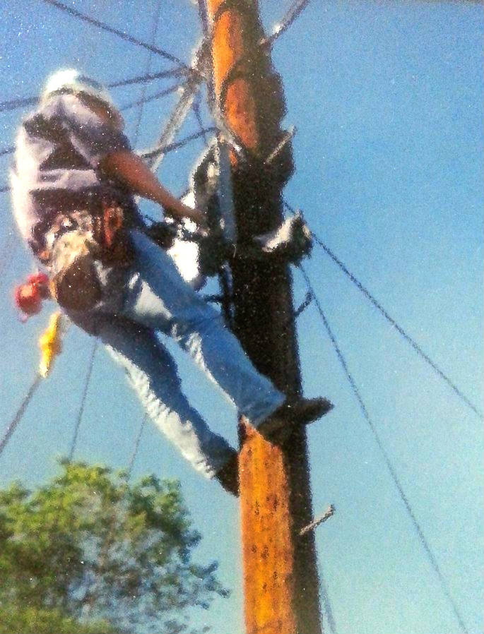 Solve Pole Climber jigsaw puzzle online with 154 pieces