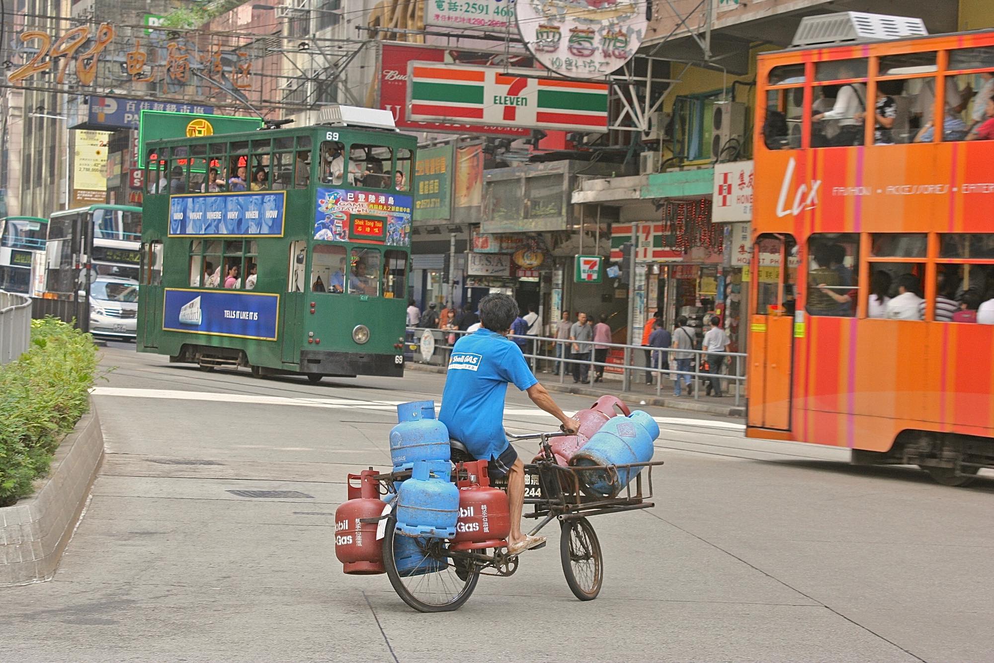 Solve Heavy traffic jigsaw puzzle online with 600 pieces