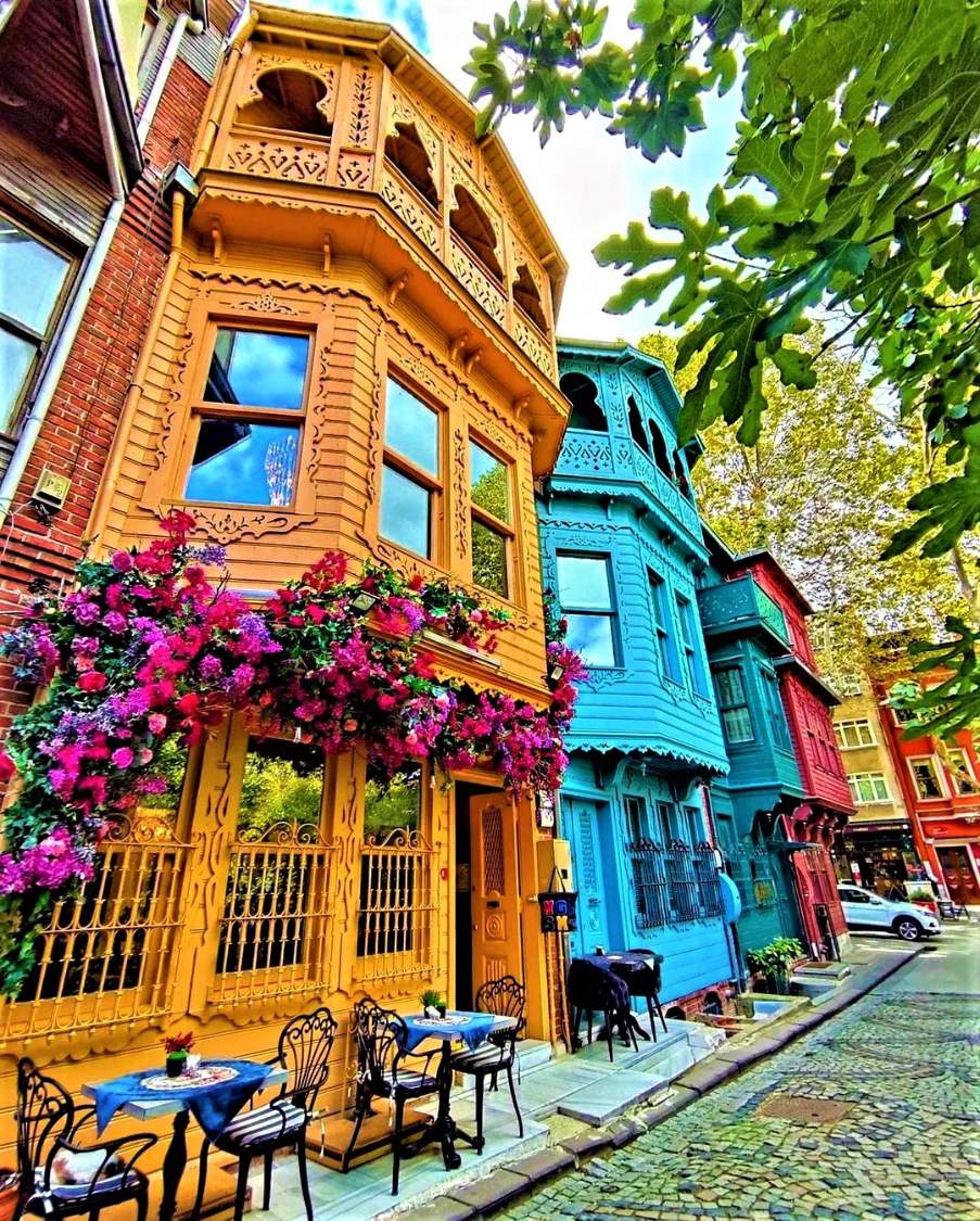 Solve Istanbul jigsaw puzzle online with 63 pieces